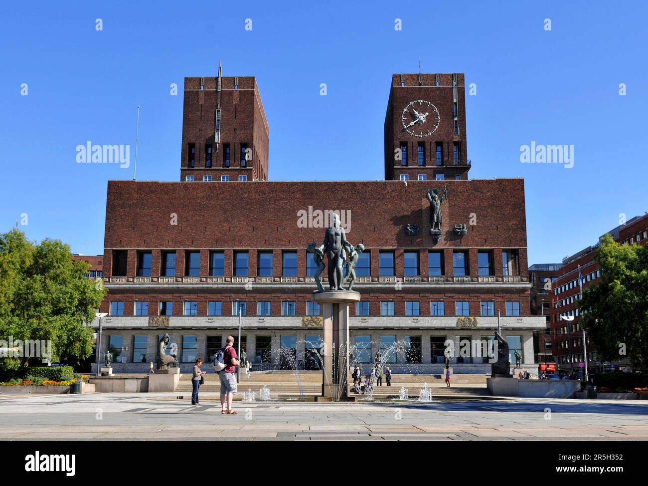 Norway oslo city hall fountain hi-res stock photography and images - Alamy