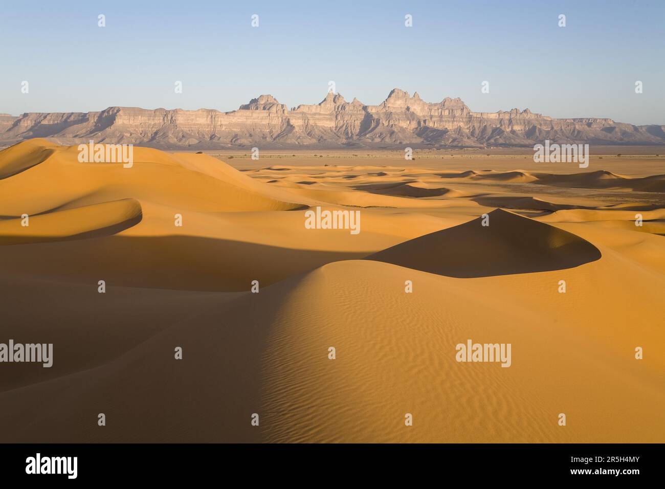Sand dunes, in front of Idinen Mountains, Libyan Desert, Sahara, Libya ...