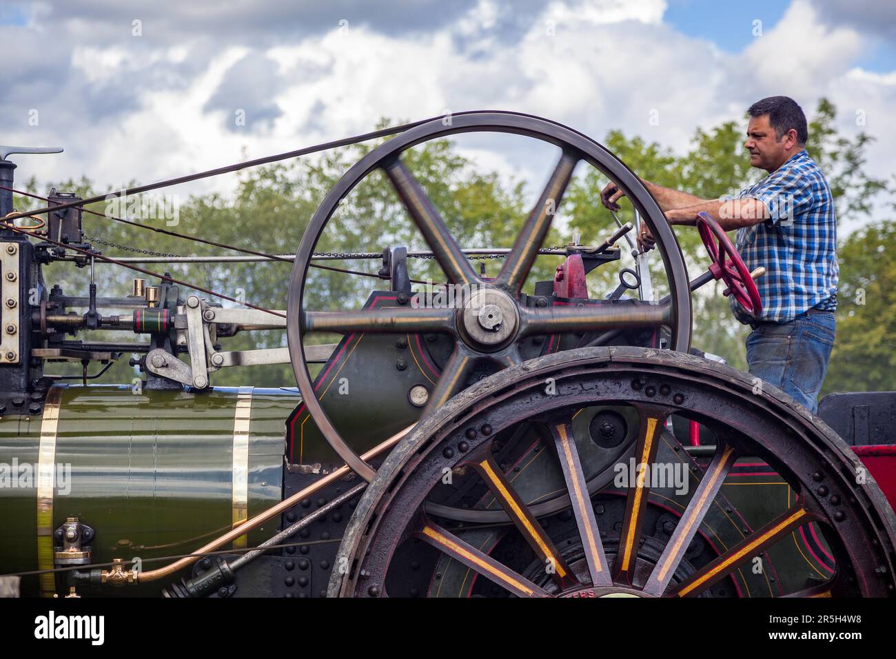 RUDGWICK, SUSSEX/UK - AUGUST 27 : Traction engine at Rudgwick Steam ...
