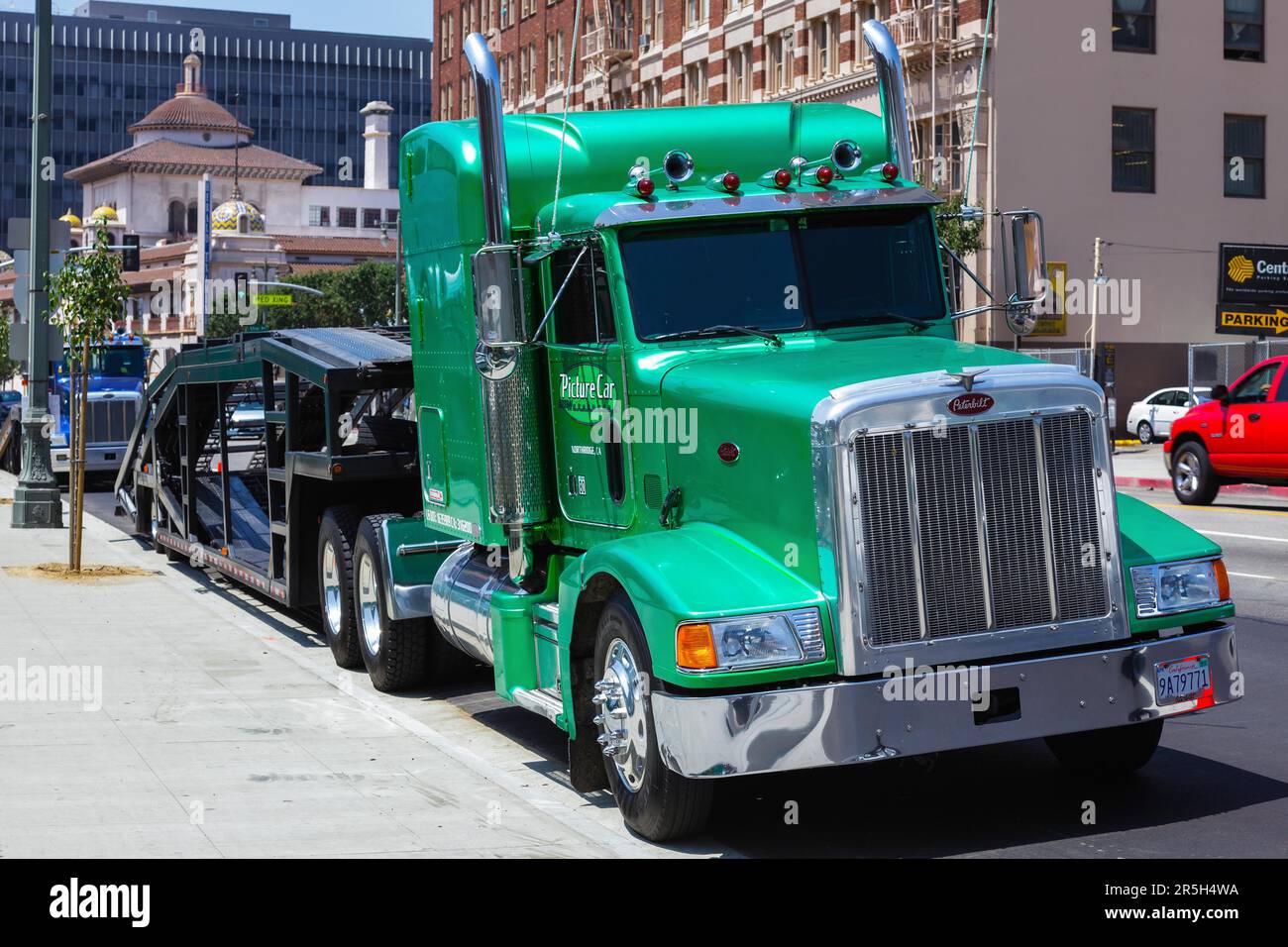 Industrial green big rig hi-res stock photography and images - Alamy