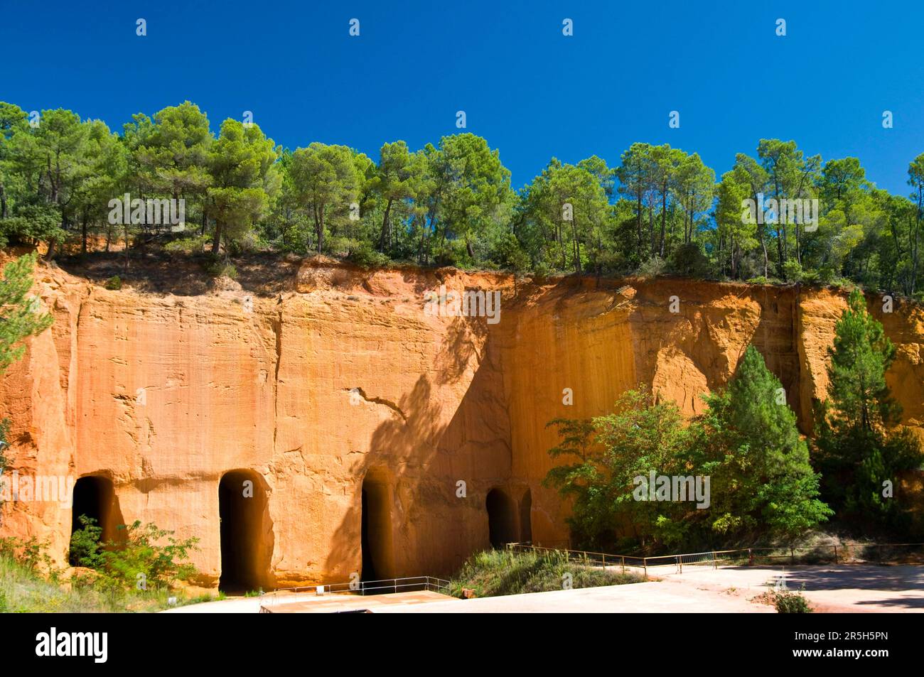 Ocher cliffs, Colorado Provencal, Rustrel, Luberon, France Stock Photo ...