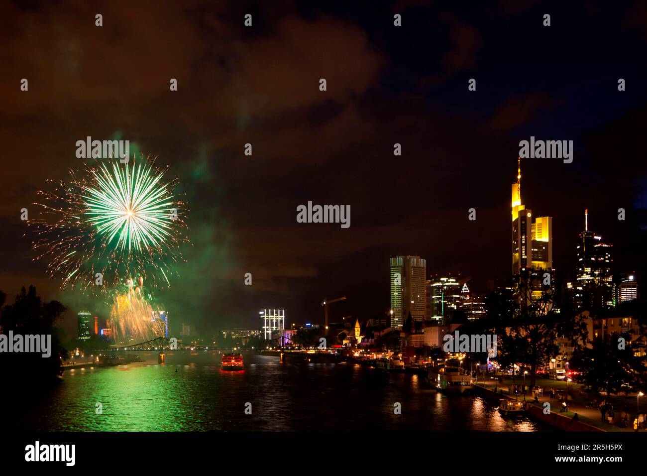 Traditional fireworks hi-res stock photography and images - Alamy