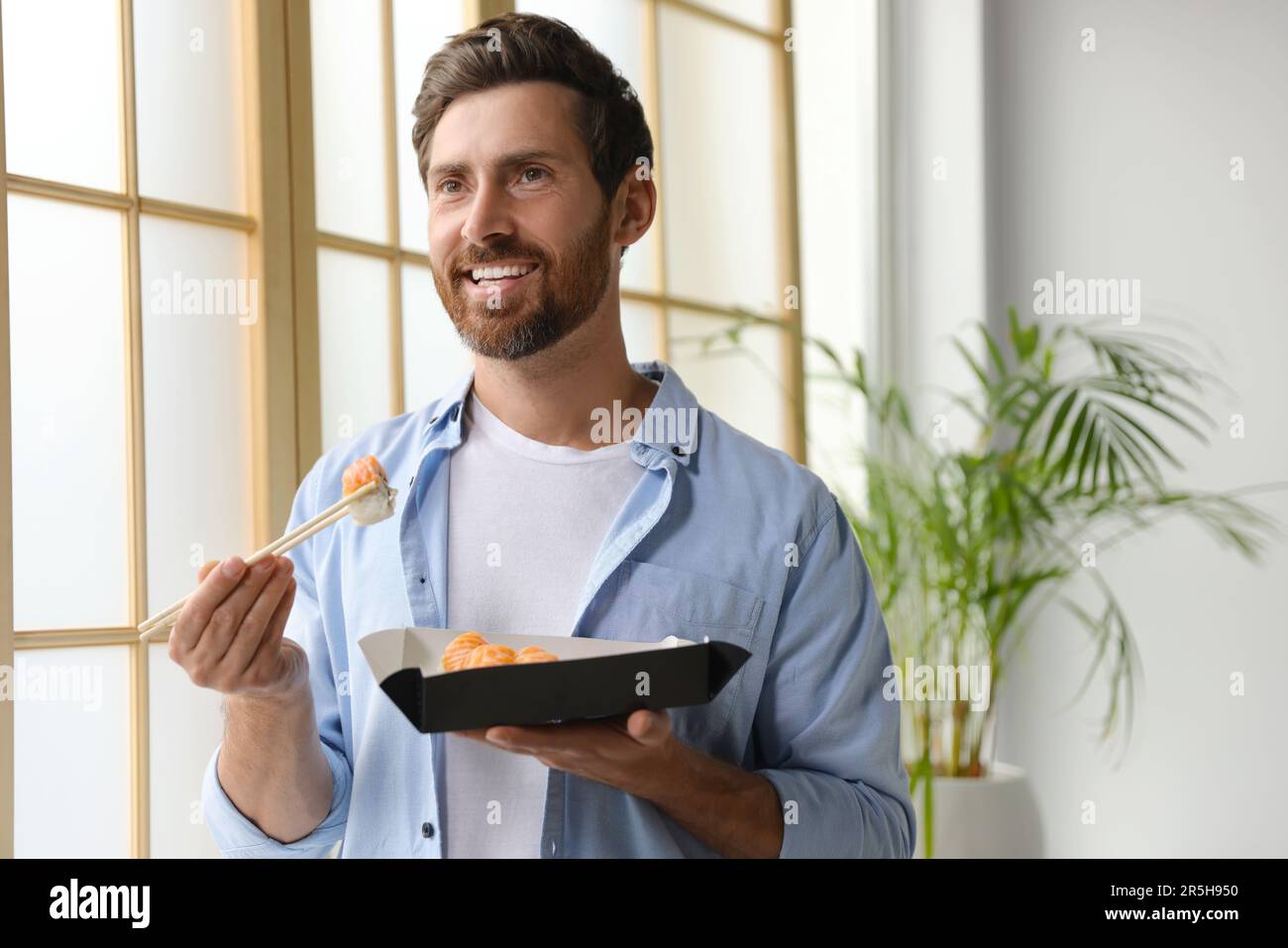 Man eating sushi hi-res stock photography and images - Alamy