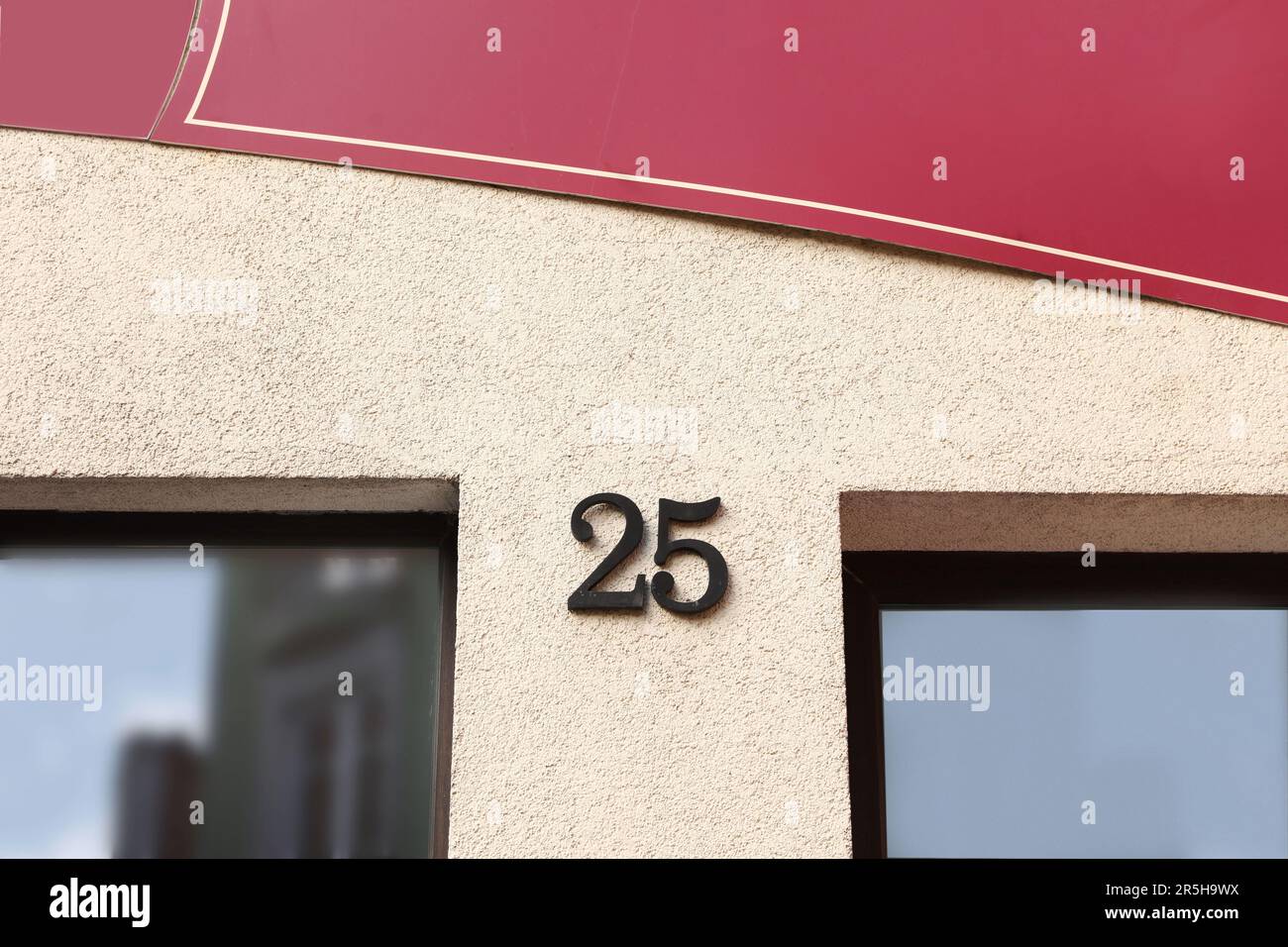 House number 25 on beige building outdoors Stock Photo - Alamy