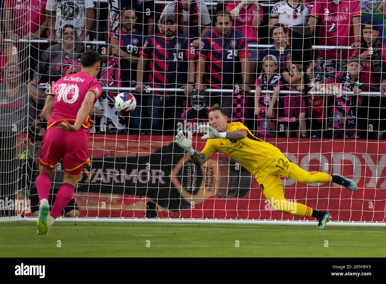 St. Louis City's Eduard Lowen (10) scores past Houston Dynamo ...