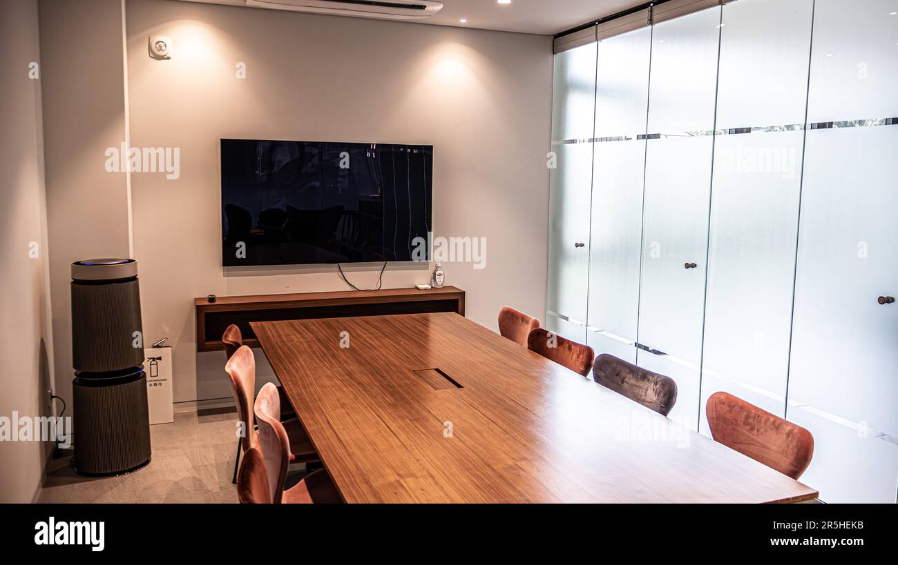 Large meeting rooms hi-res stock photography and images - Alamy