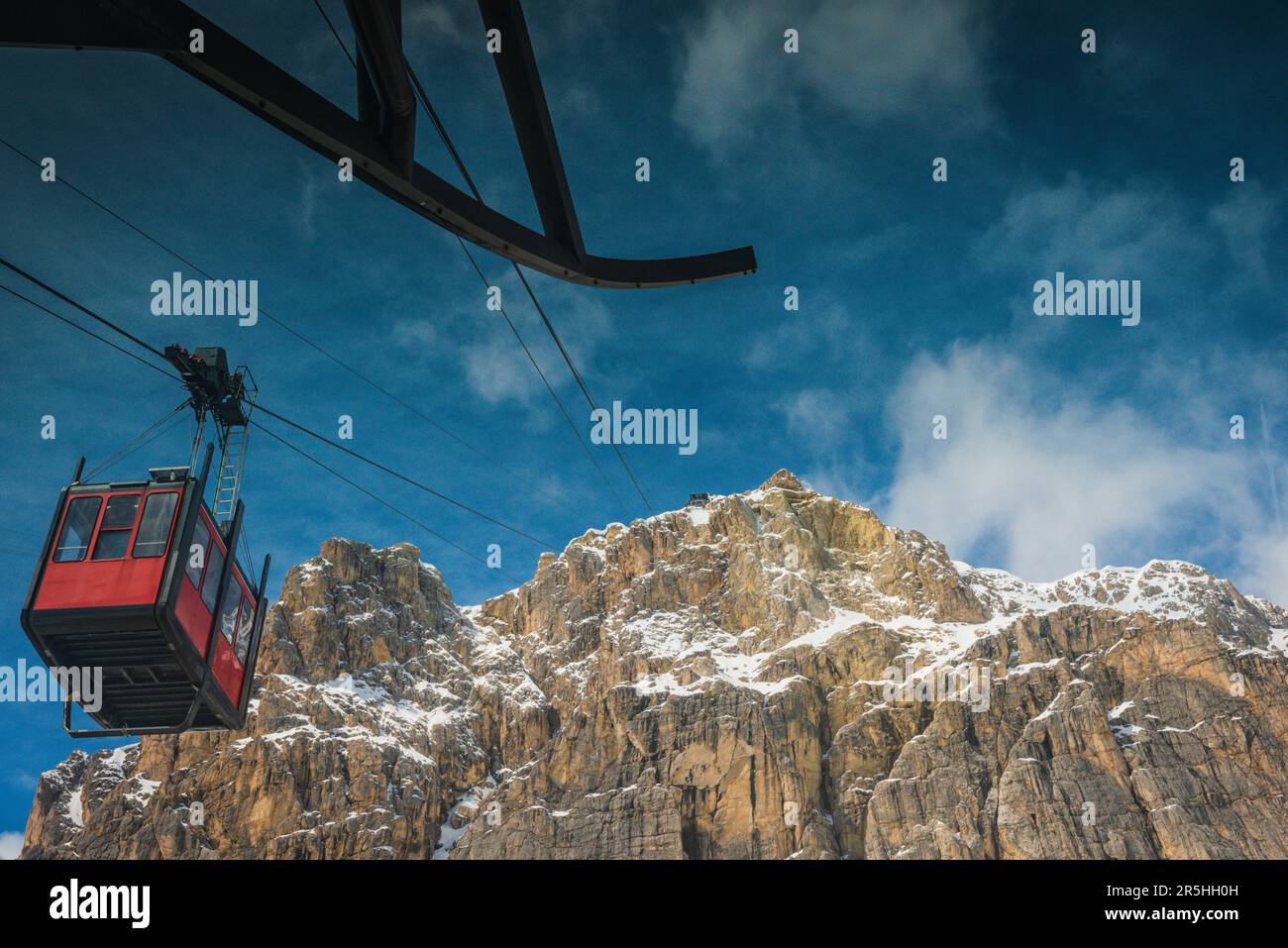 Cable car people ascending hi-res stock photography and images - Alamy