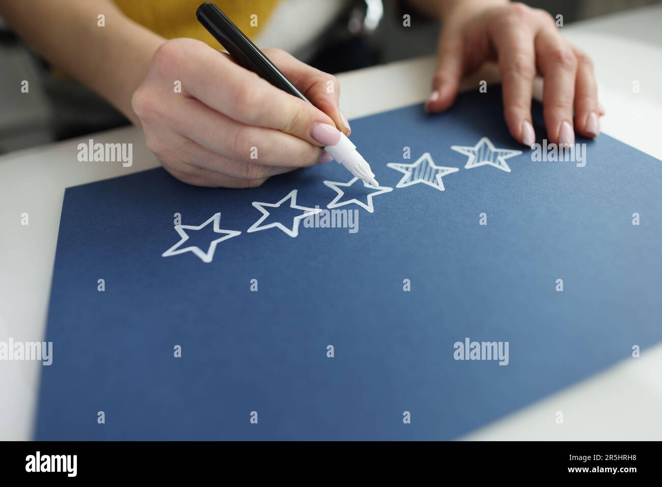 Person draws feedback feedback stars with star marker Stock Photo - Alamy