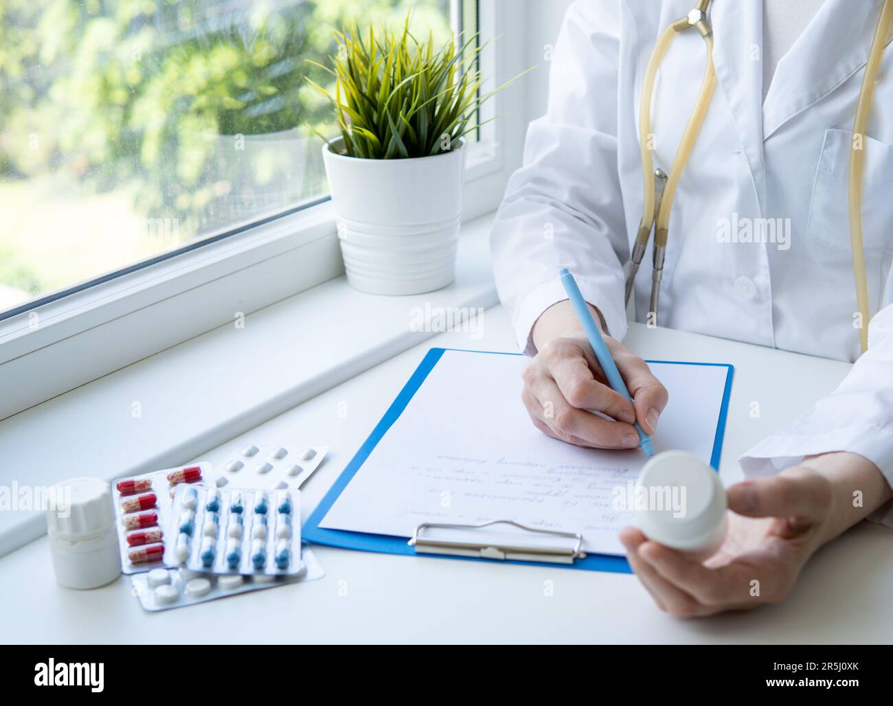 Doctor handwriting hi-res stock photography and images - Alamy