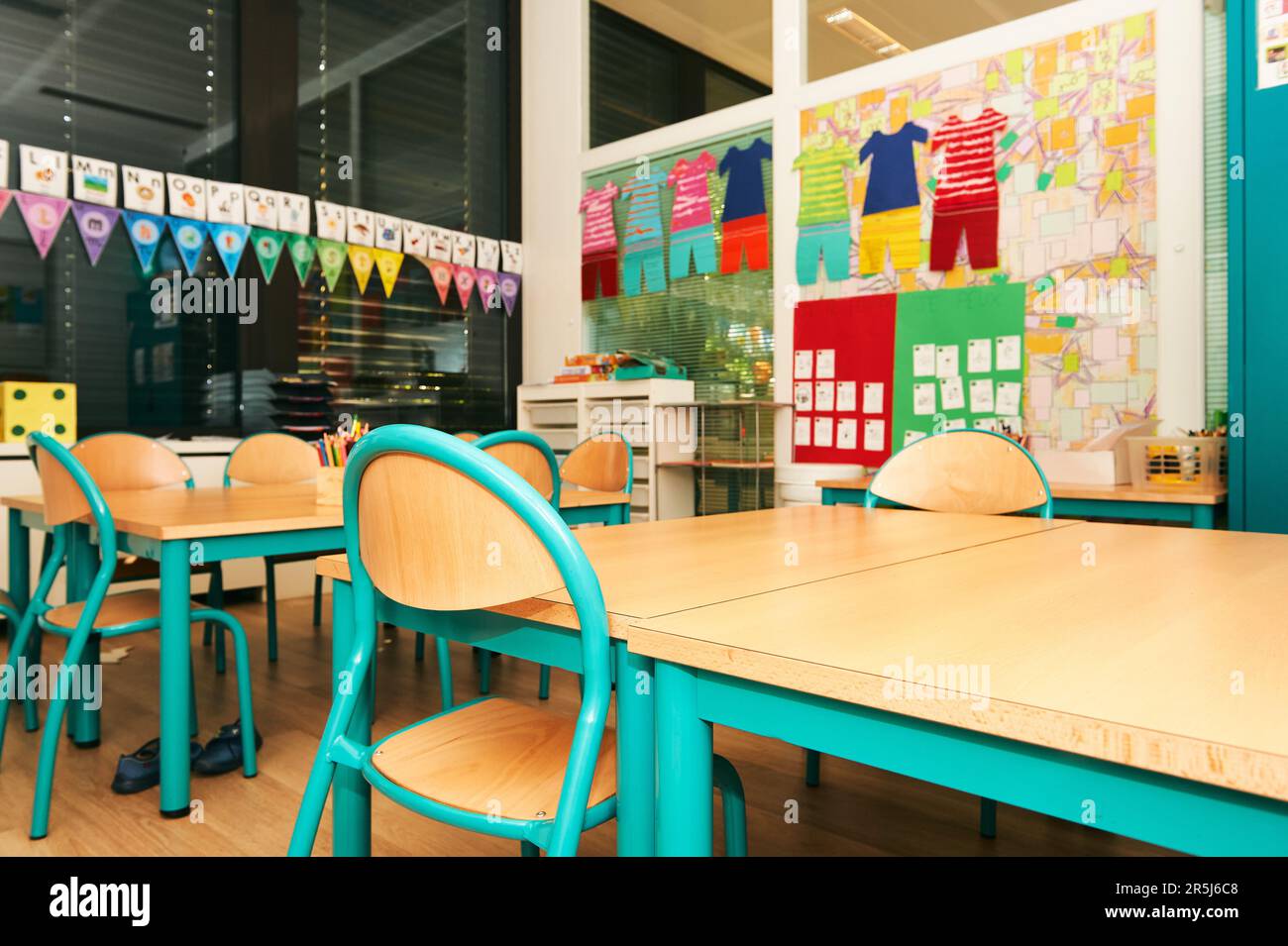 Elementary classroom, back to school concept Stock Photo - Alamy