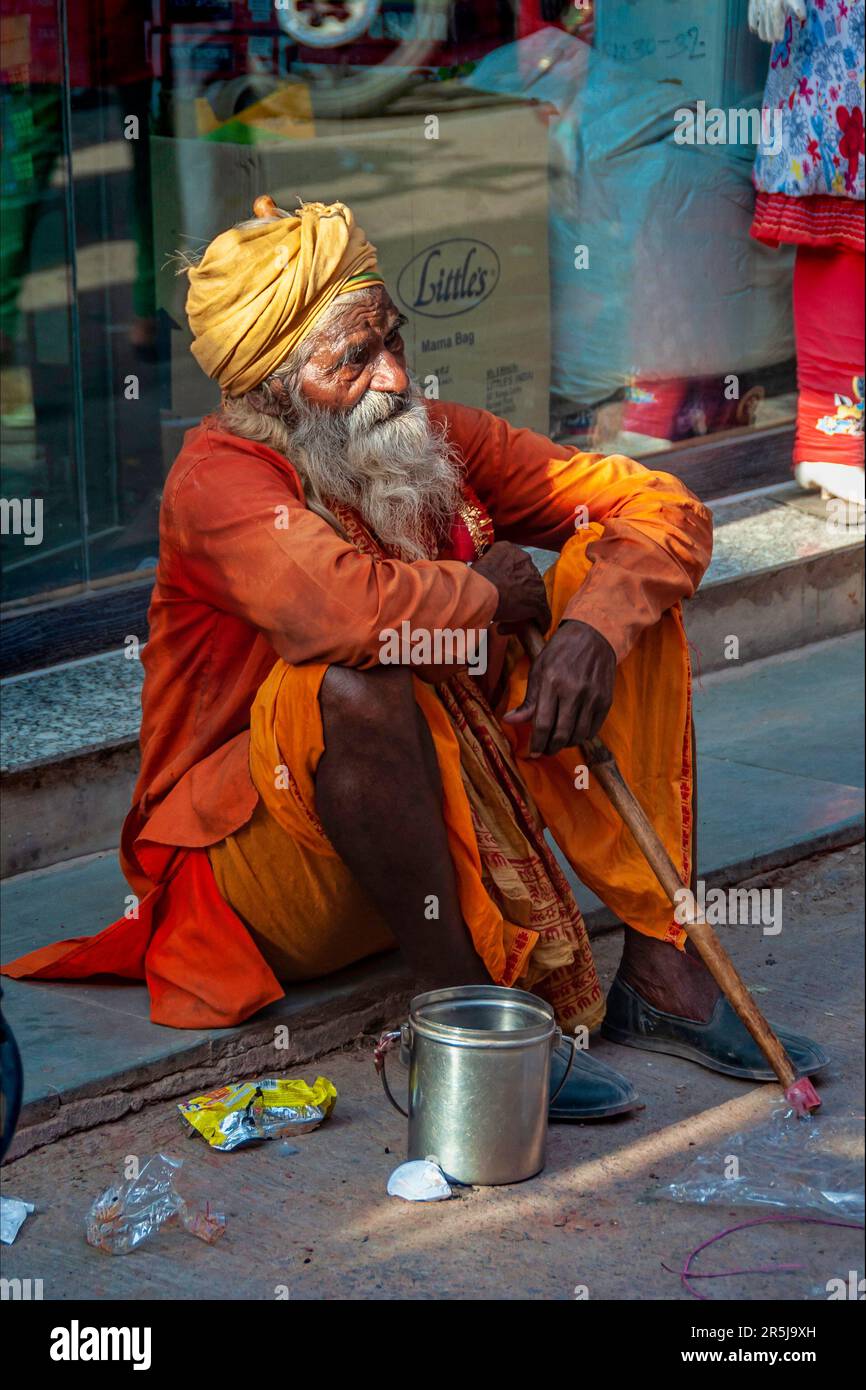 Old man begging for alms on the streets of Bikaner Stock Photo - Alamy