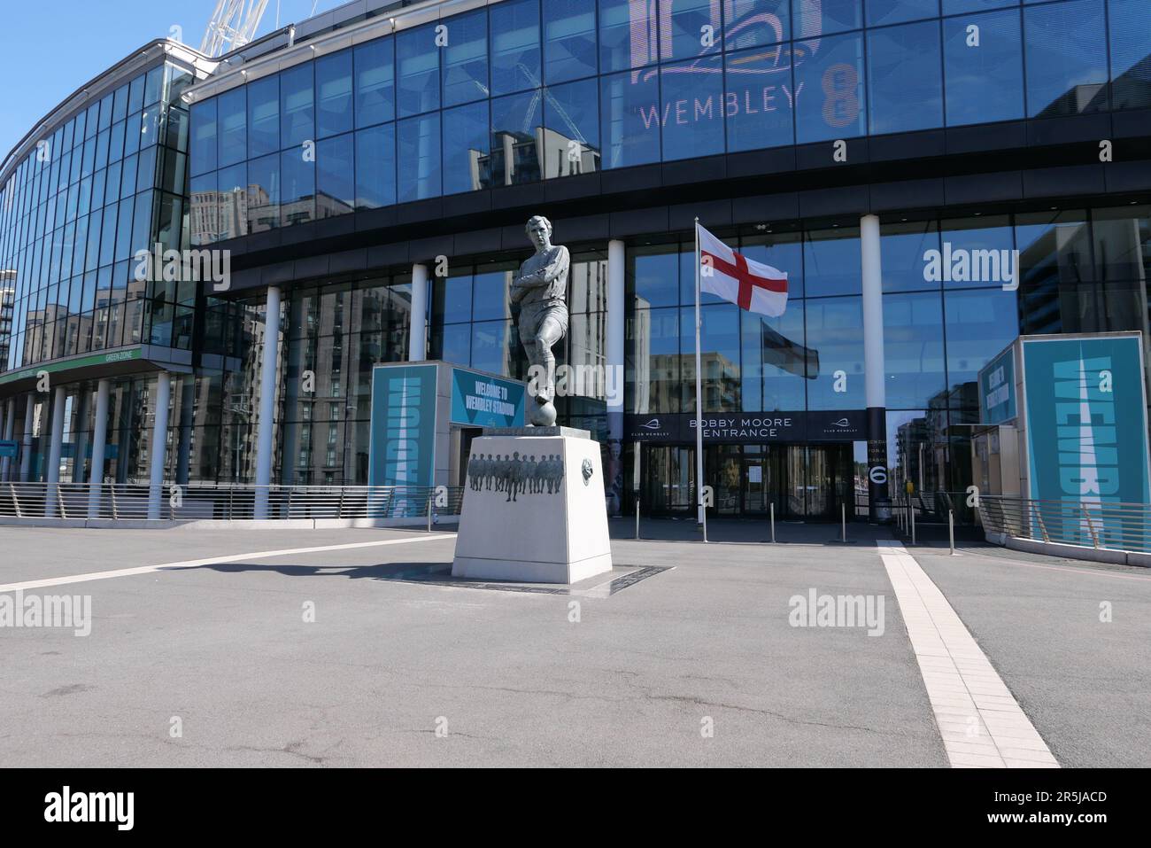 Bobby Moore statue at Wembley stadium Stock Photo - Alamy