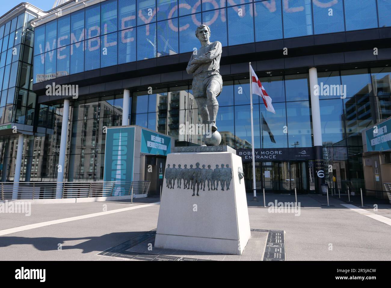Bobby Moore statue at Wembley stadium Stock Photo - Alamy