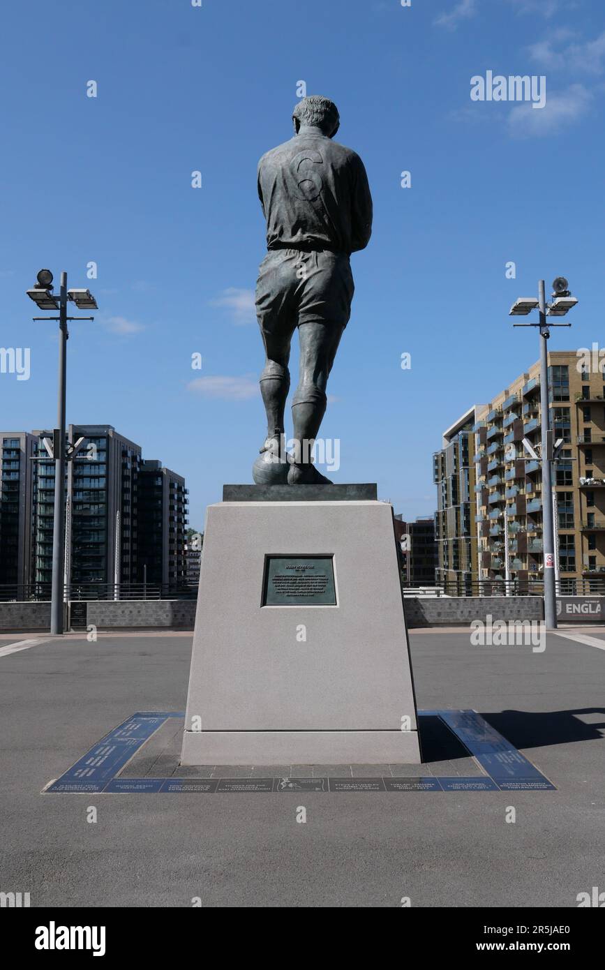 Bobby Moore statue at Wembley stadium Stock Photo - Alamy