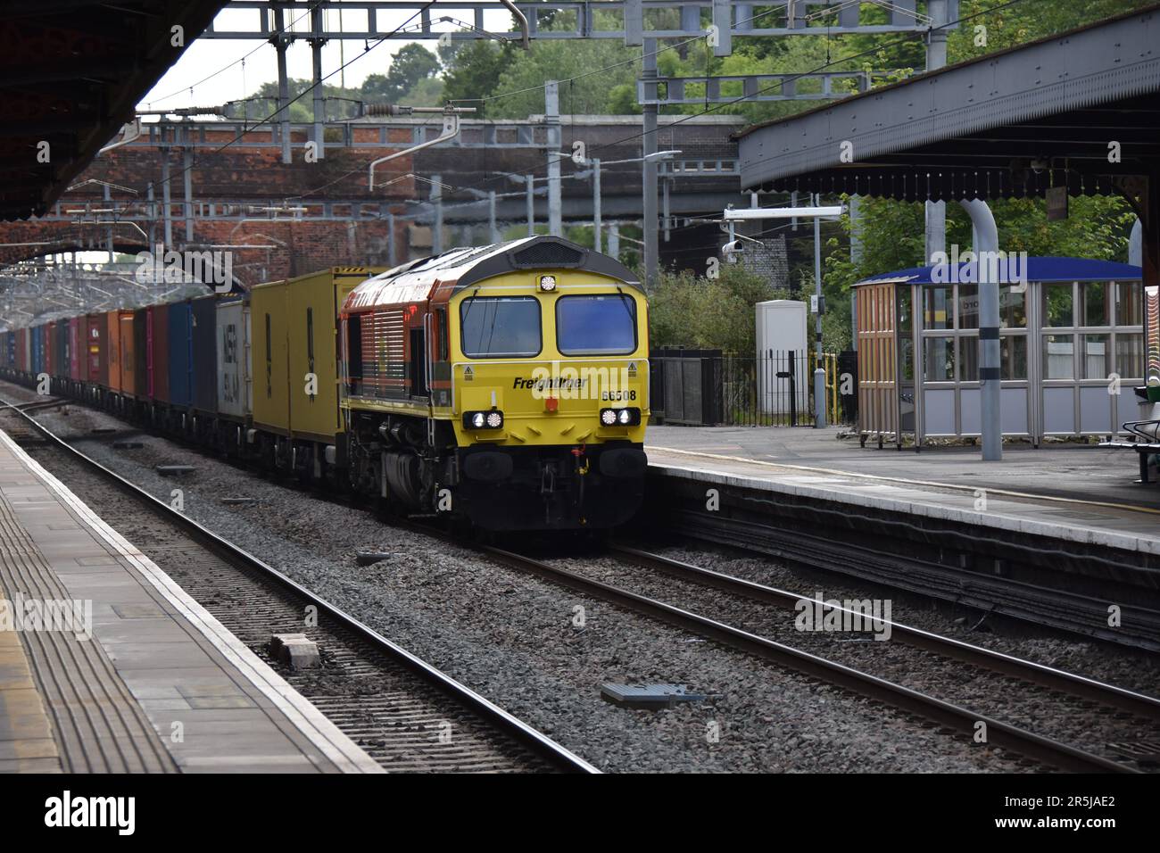Class 66 Diesel Locomotive no 66508 Passing Through Twyford on 3rd June ...