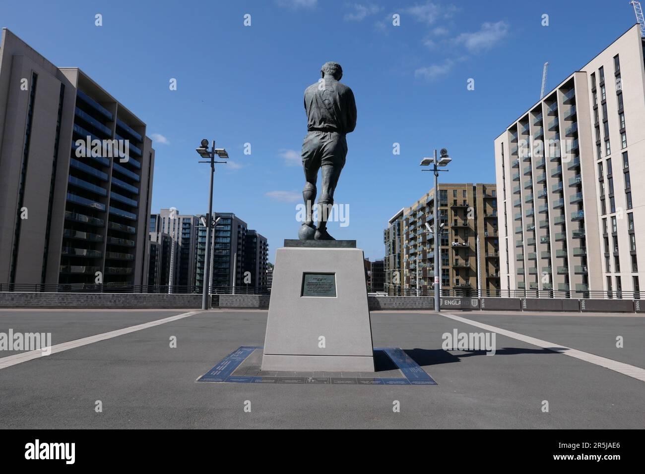 Bobby Moore statue at Wembley stadium Stock Photo - Alamy