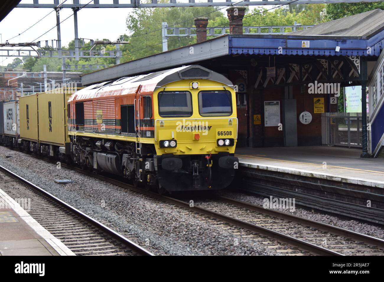 Class 66 Diesel Locomotive no 66508 Passing Through Twyford on 3rd June ...