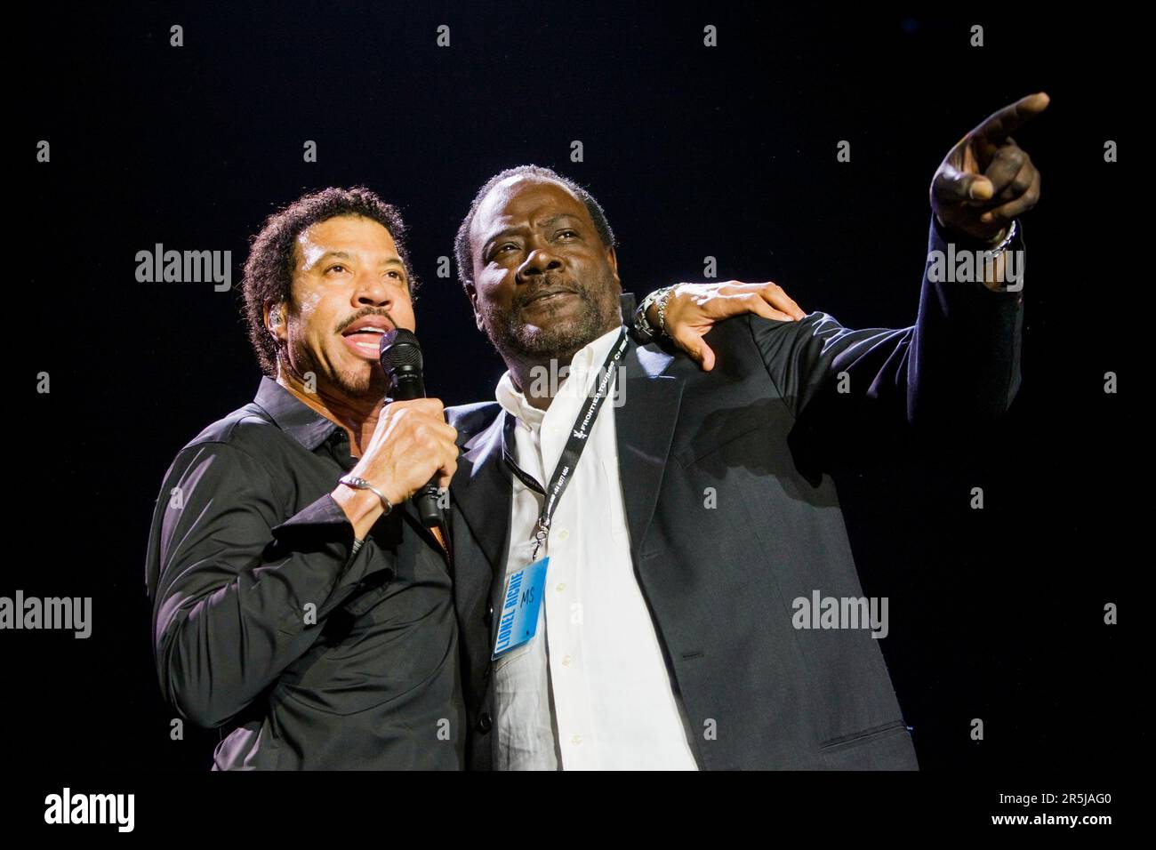 Lionel Richie with former Commodores bass guitarist Ronald LaPread in ...