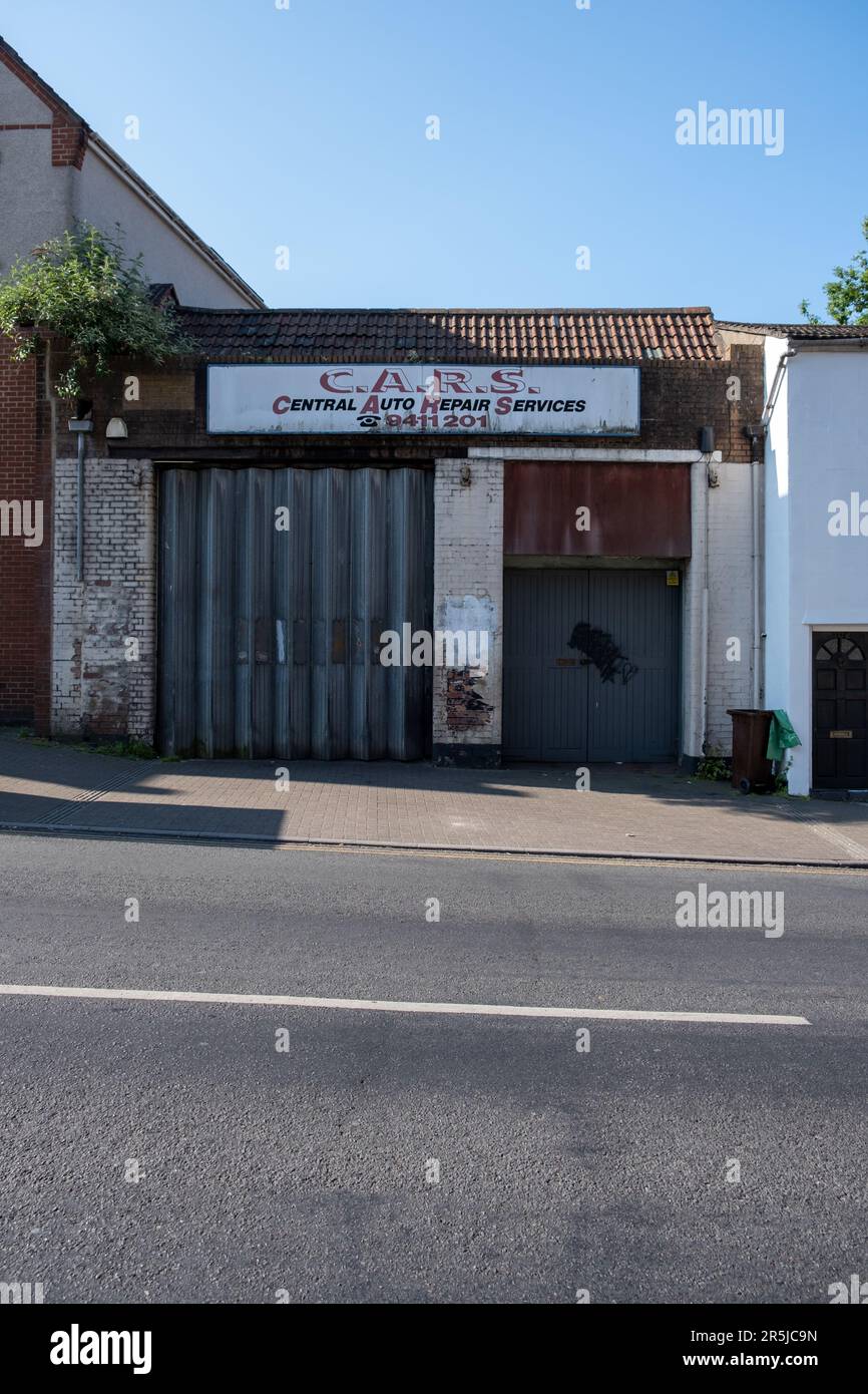 Rundown garage hi-res stock photography and images - Alamy