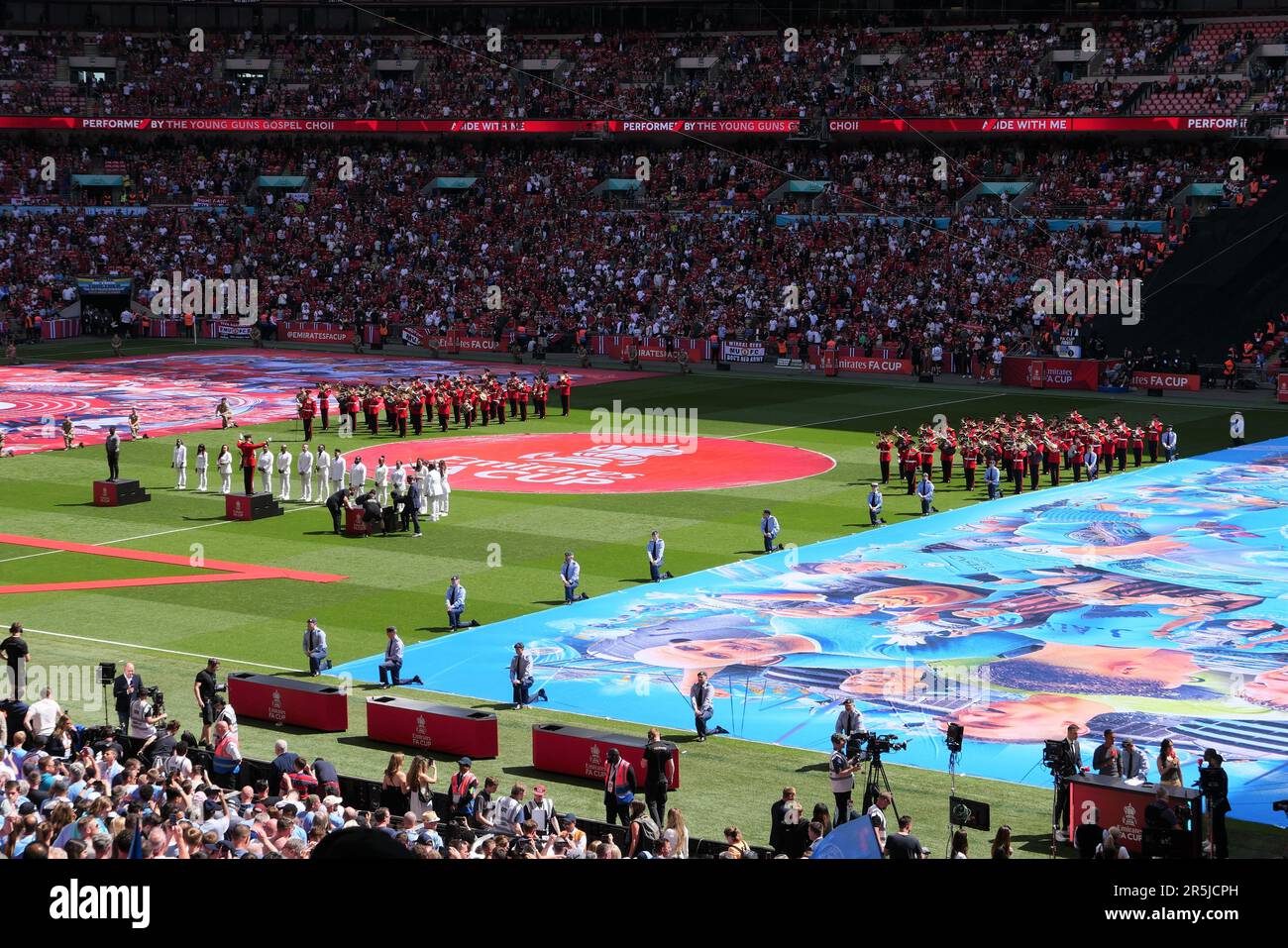 Fa cup final day hi-res stock photography and images - Alamy