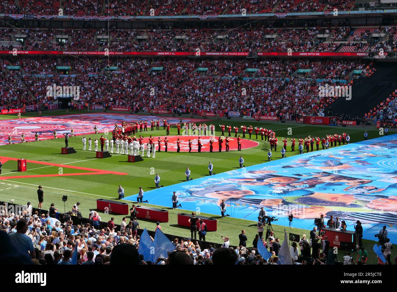 Fa cup final day hi-res stock photography and images - Alamy