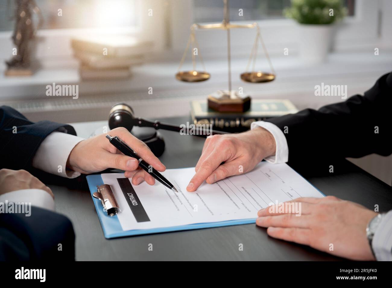 Business people signing a contract. Agreement document Stock Photo - Alamy