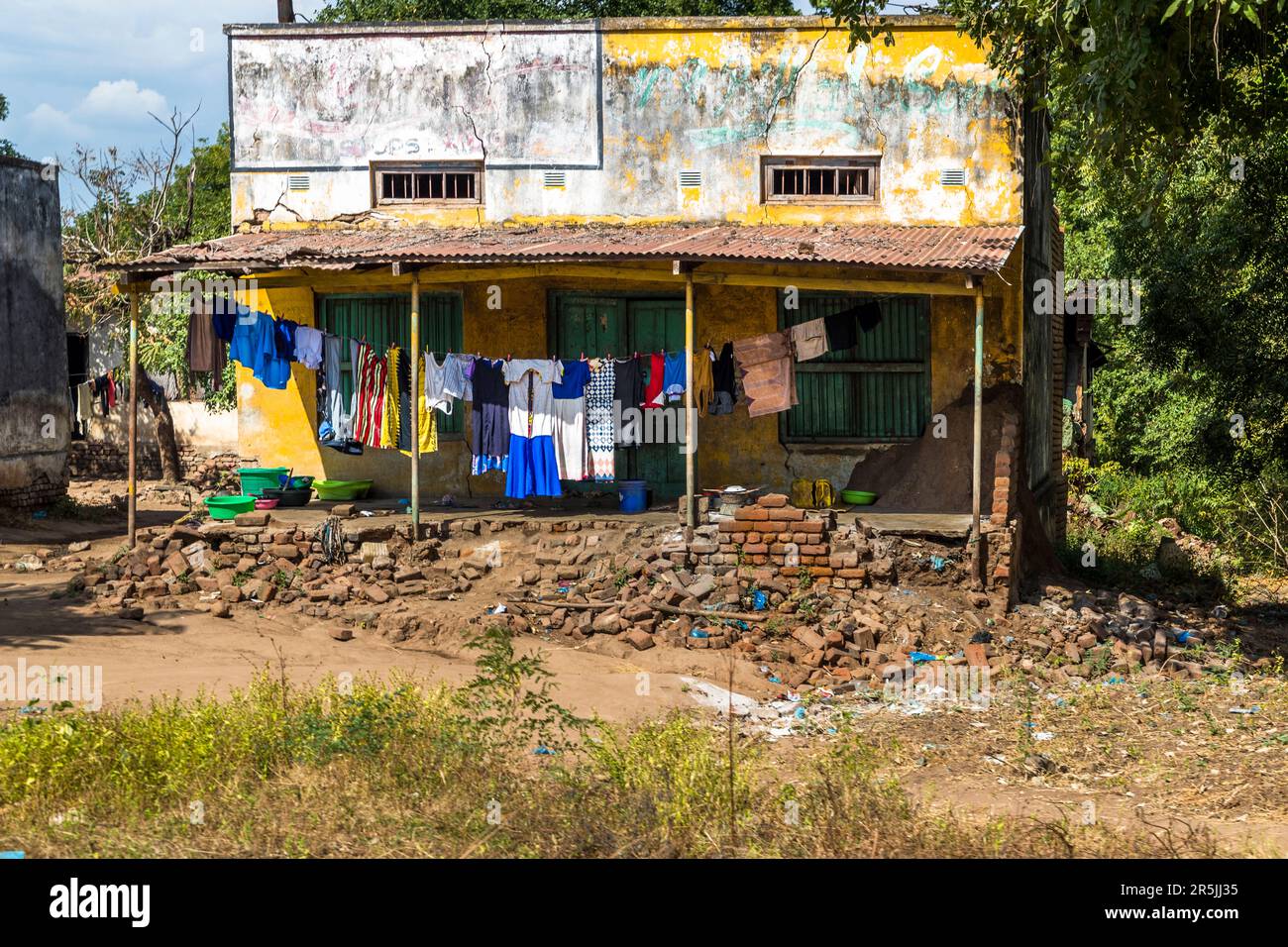 Laundry dries on the line in Kapichira, Malawi Stock Photo - Alamy