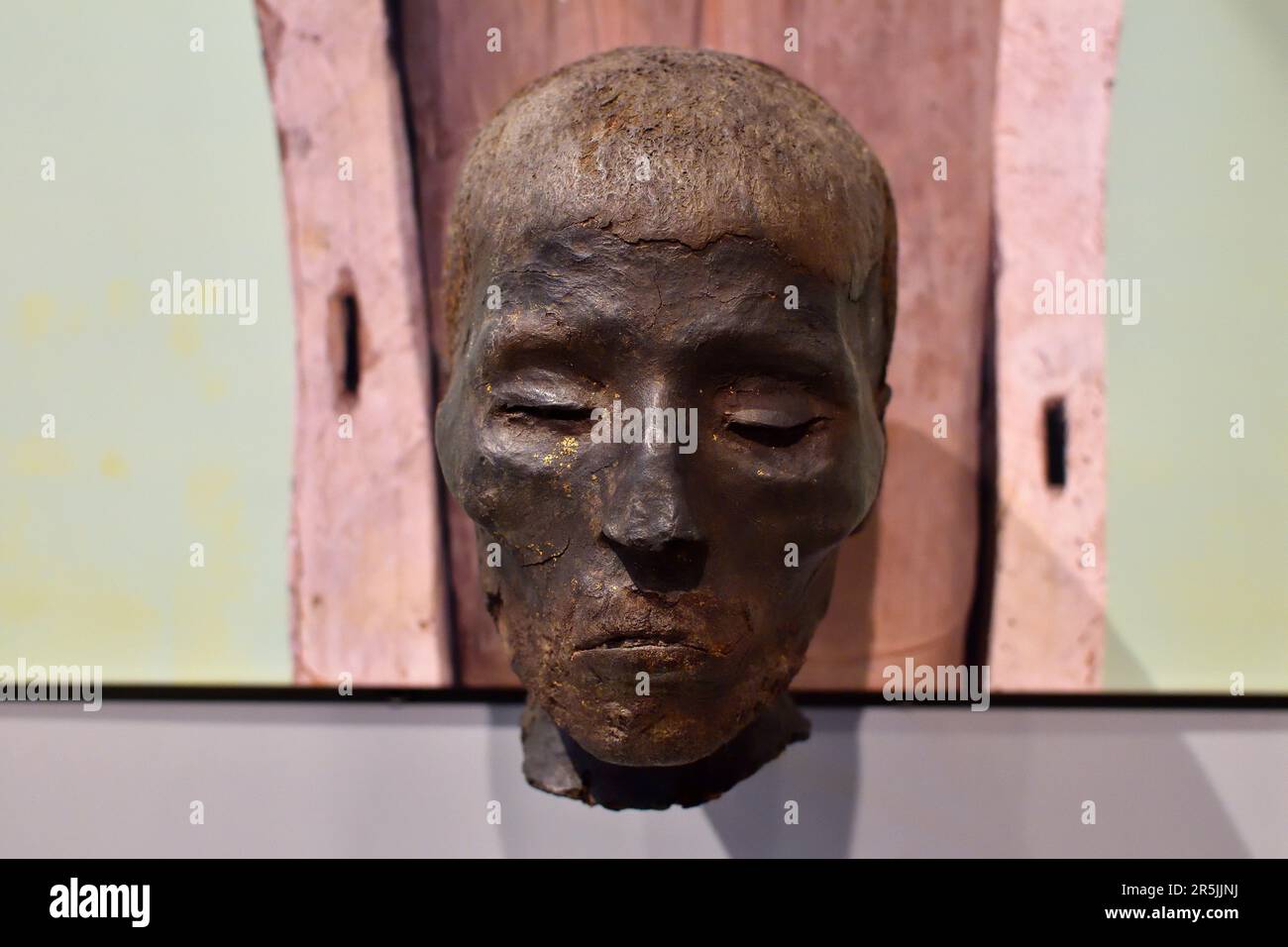 Mummy head at Kelvingrove Museum Stock Photo - Alamy