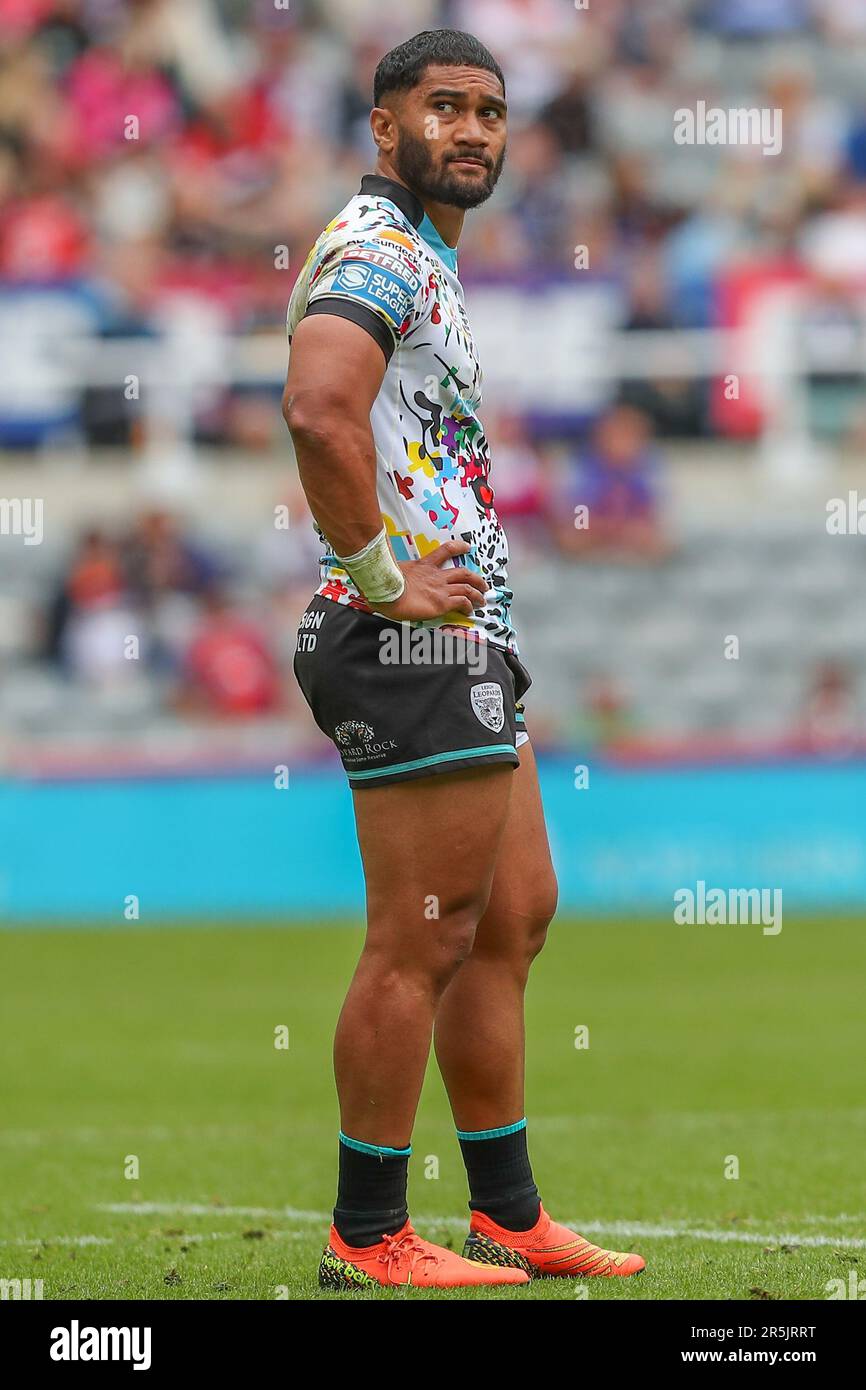 Ricky Leutele #4 of Leigh Leopards looks up at the big screen during ...