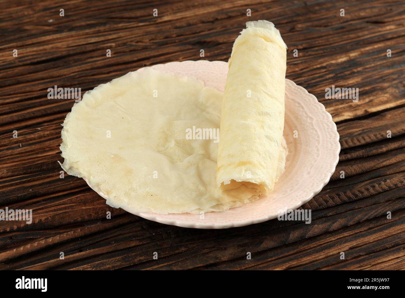 Spring roll skin hi-res stock photography and images - Alamy