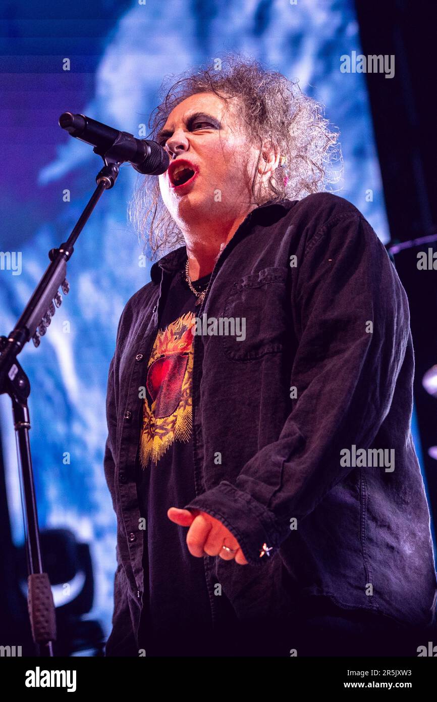 Cure concerto hi-res stock photography and images - Alamy