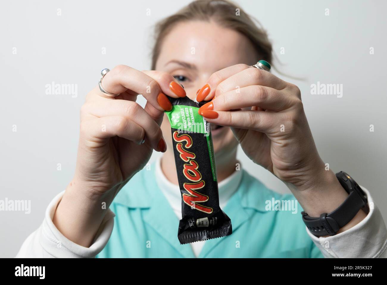 Mars bars to introduce paper wrapping Stock Photo - Alamy