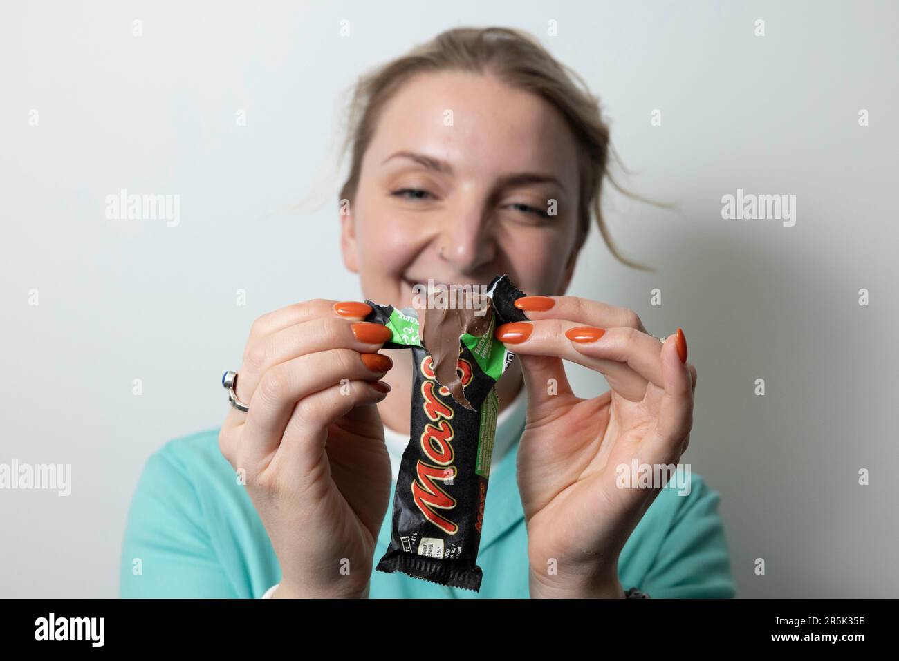 Mars bars to introduce paper wrapping Stock Photo - Alamy