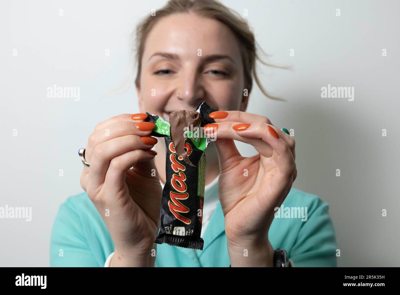 Mars bars to introduce paper wrapping Stock Photo - Alamy