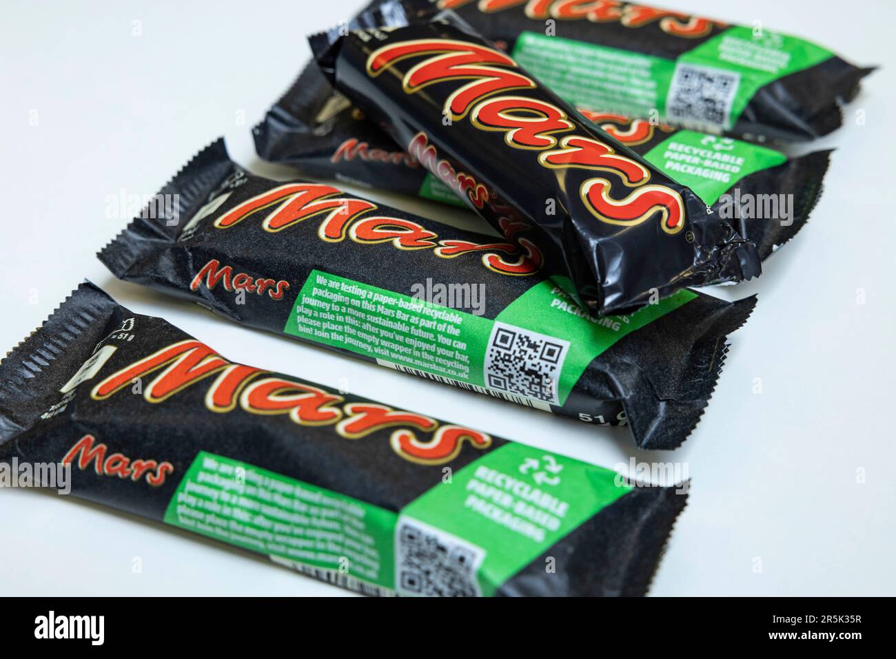 Mars bars to introduce paper wrapping Stock Photo - Alamy