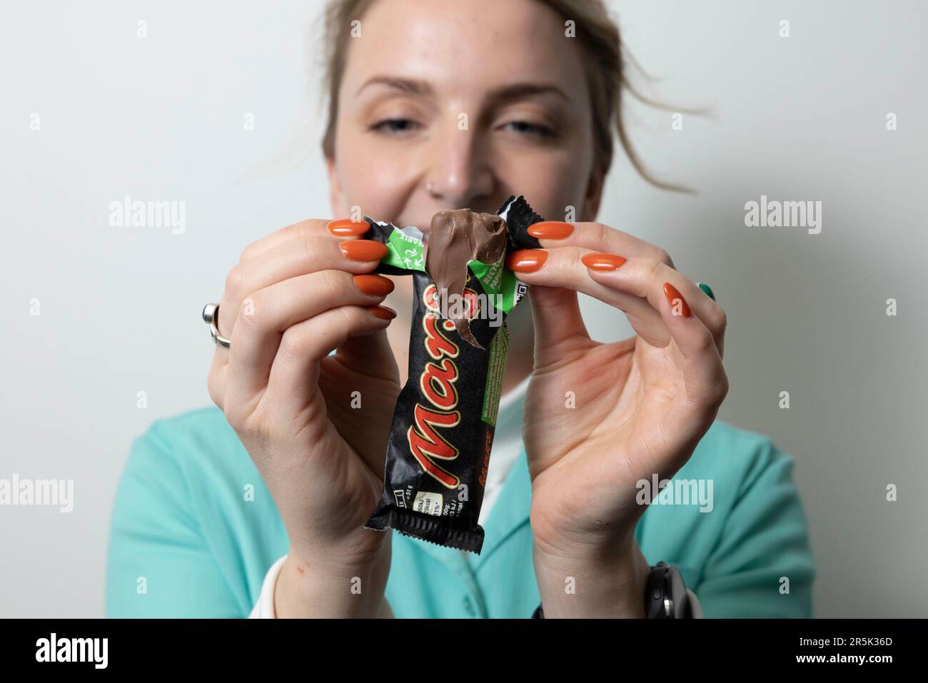 Mars bars to introduce paper wrapping Stock Photo - Alamy