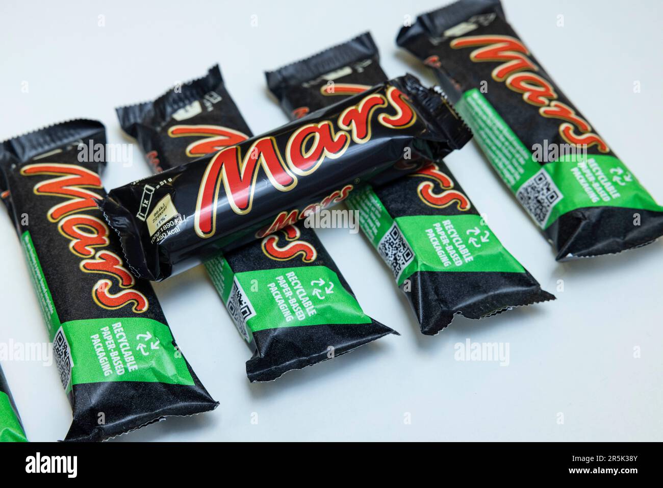Mars bars to introduce paper wrapping Stock Photo - Alamy