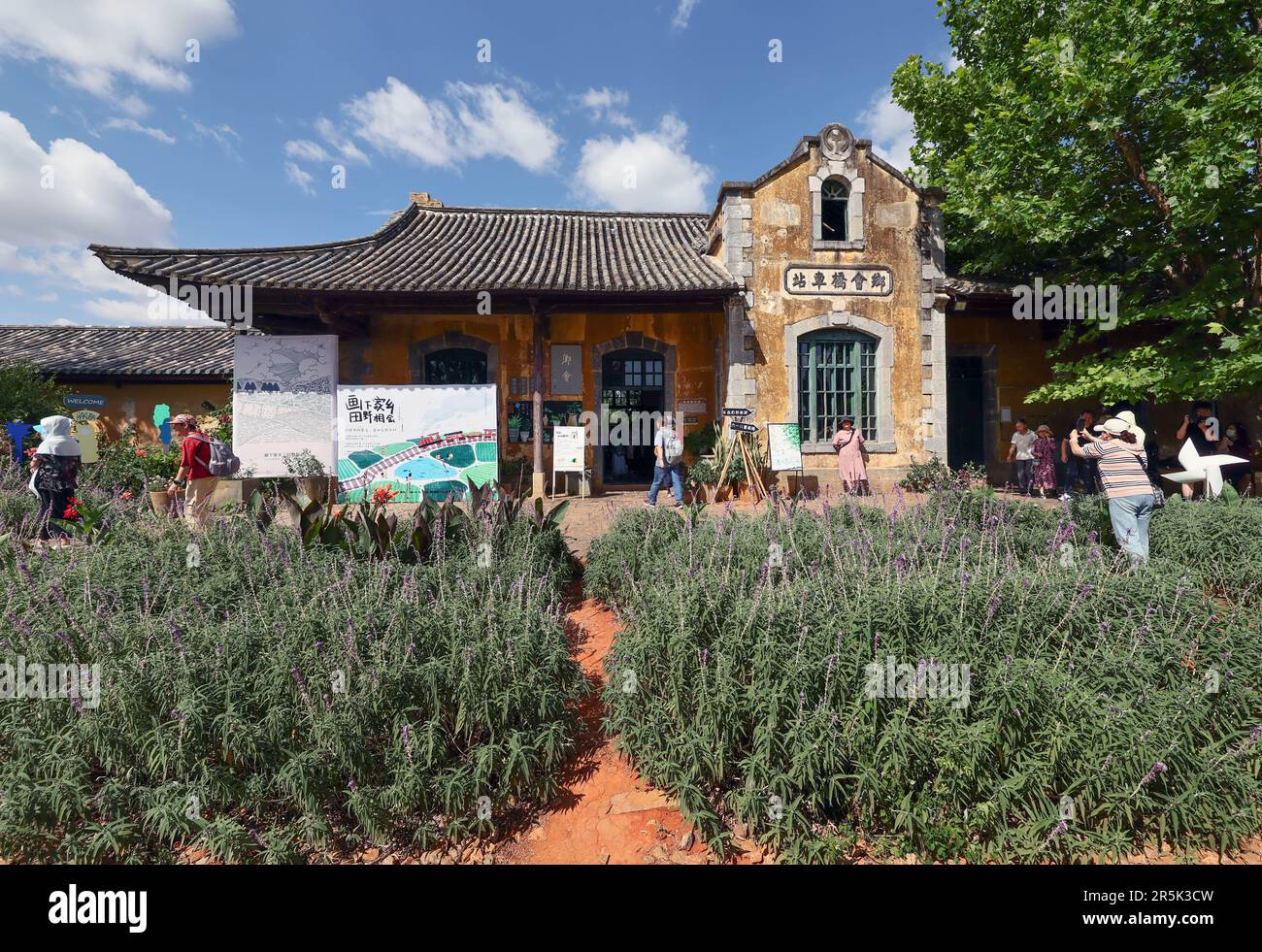 (230604) -- HONGHE, June 4, 2023 (Xinhua) -- People take pictures at ...