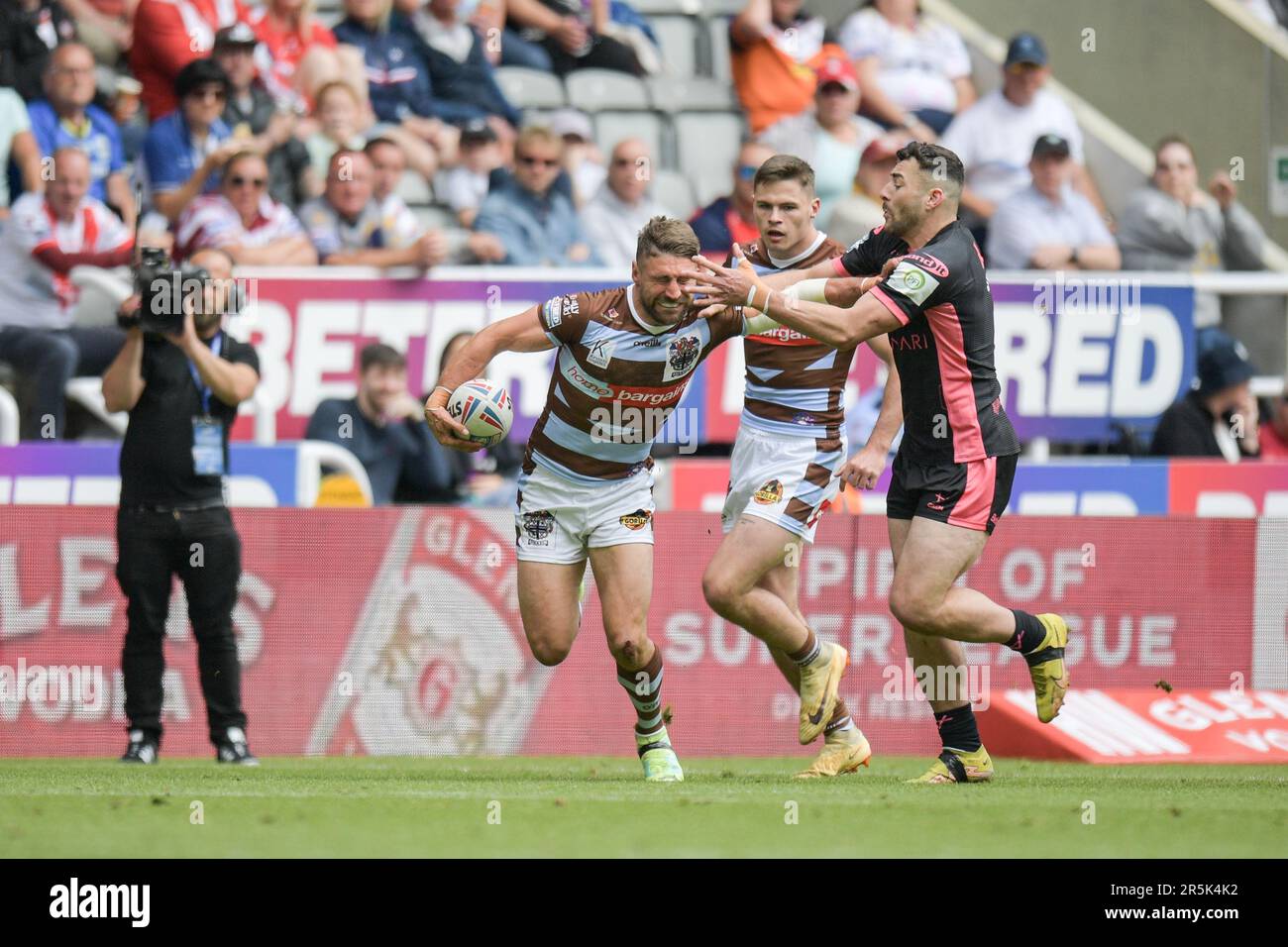 Newcastle, UK. 4th June, 2023. Tommy Makinson of St Helens cuts inside ...