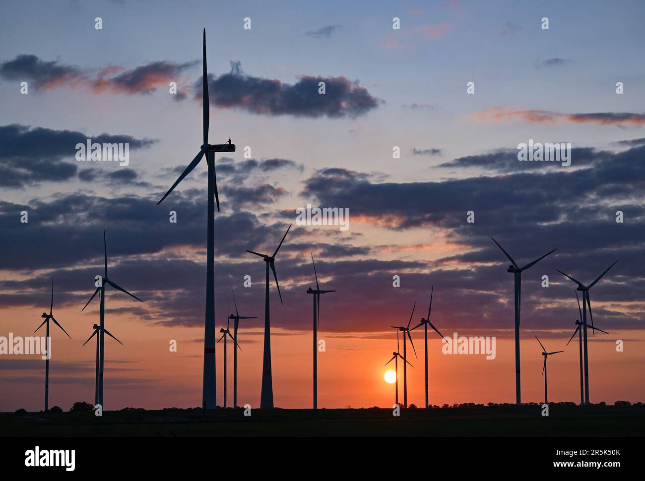 Jacobsdorf, Germany. 01st June, 2023. A wind farm in the sunset ...