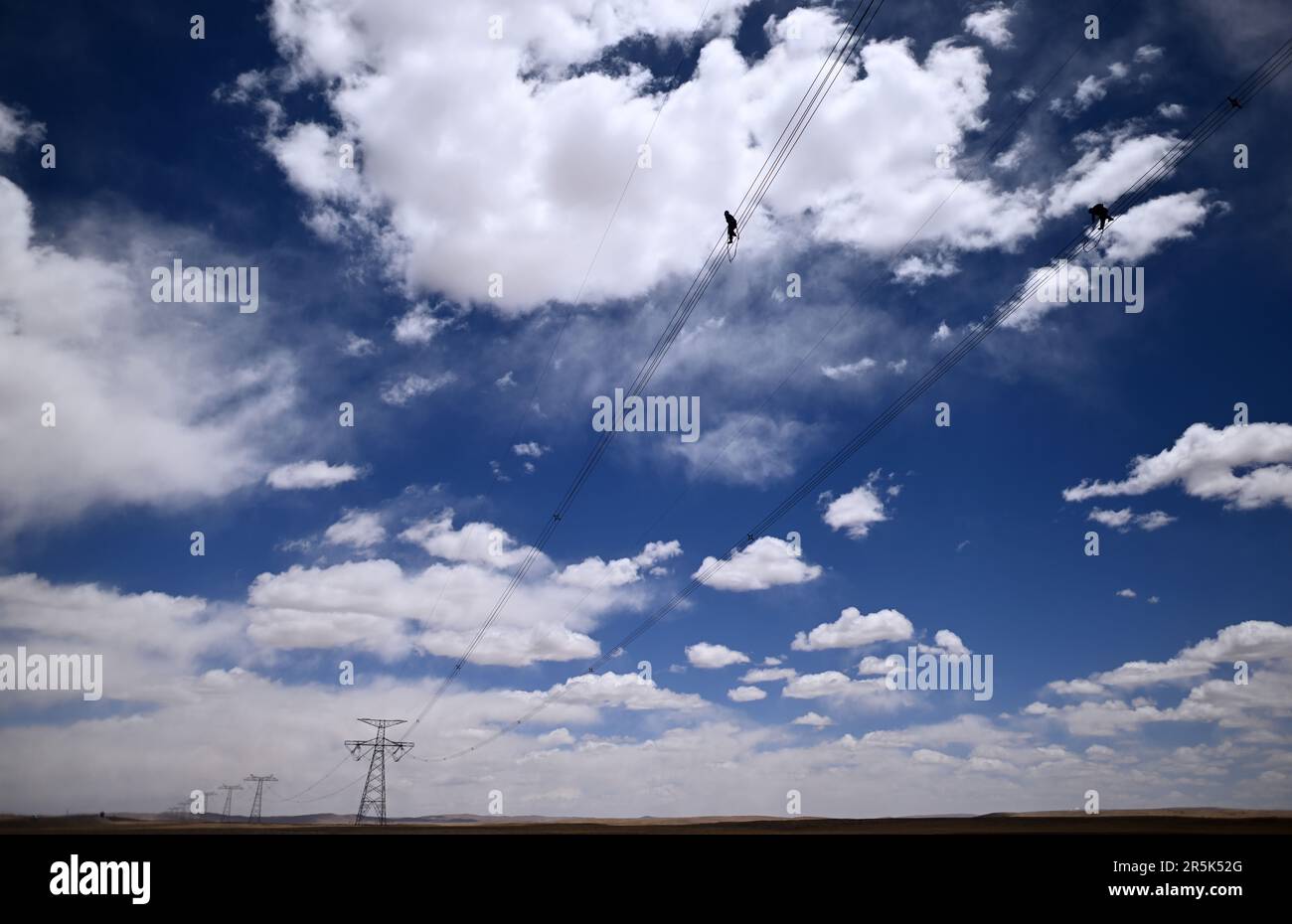(230604) -- GOLMUD, June 4, 2023 (Xinhua) -- Workers conduct routing ...
