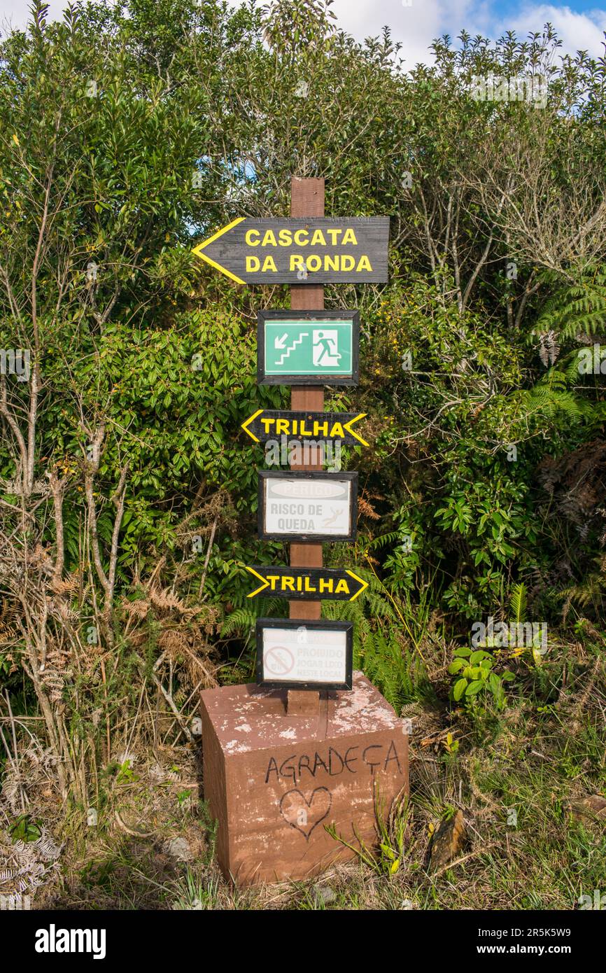 Signs pointing to Ronda Waterfall and hiking paths at the Ronda ...