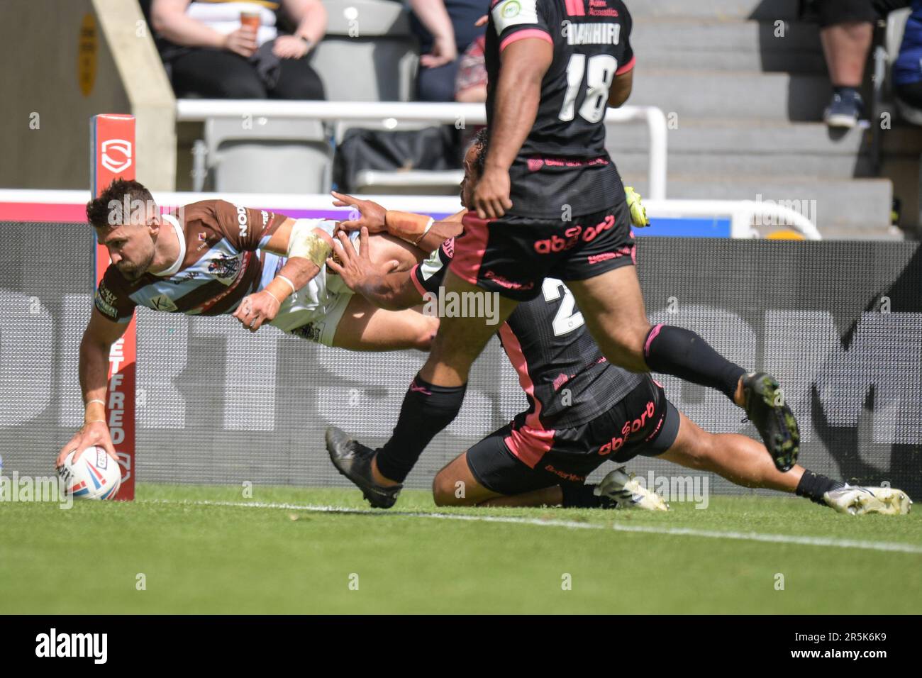 Newcastle, UK. 4th June, 2023. Tommy Makinson of St Helens scores a try ...