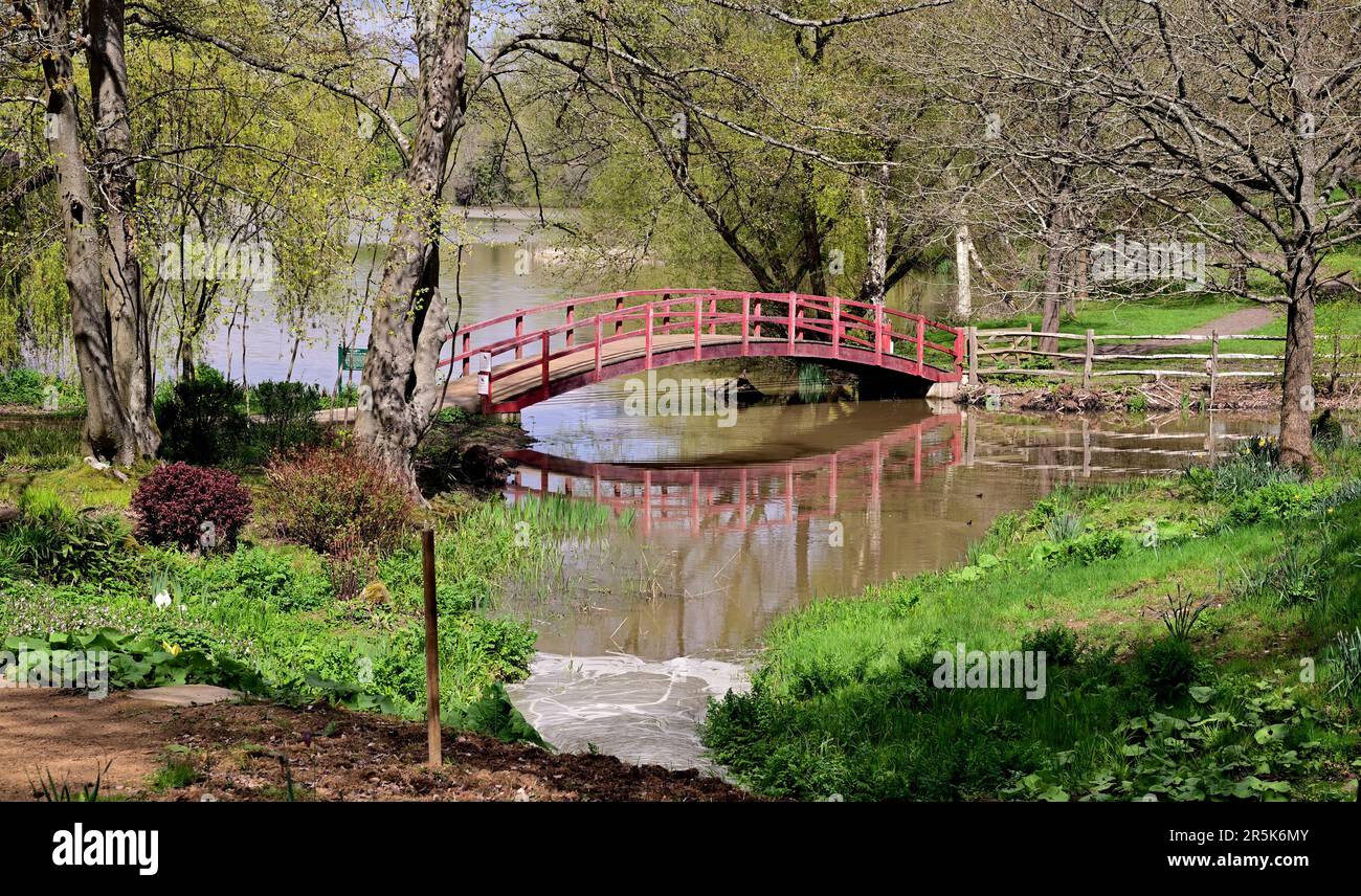 Ornamental bridge beside the lake at Hever Castle and Gardens, Kent ...