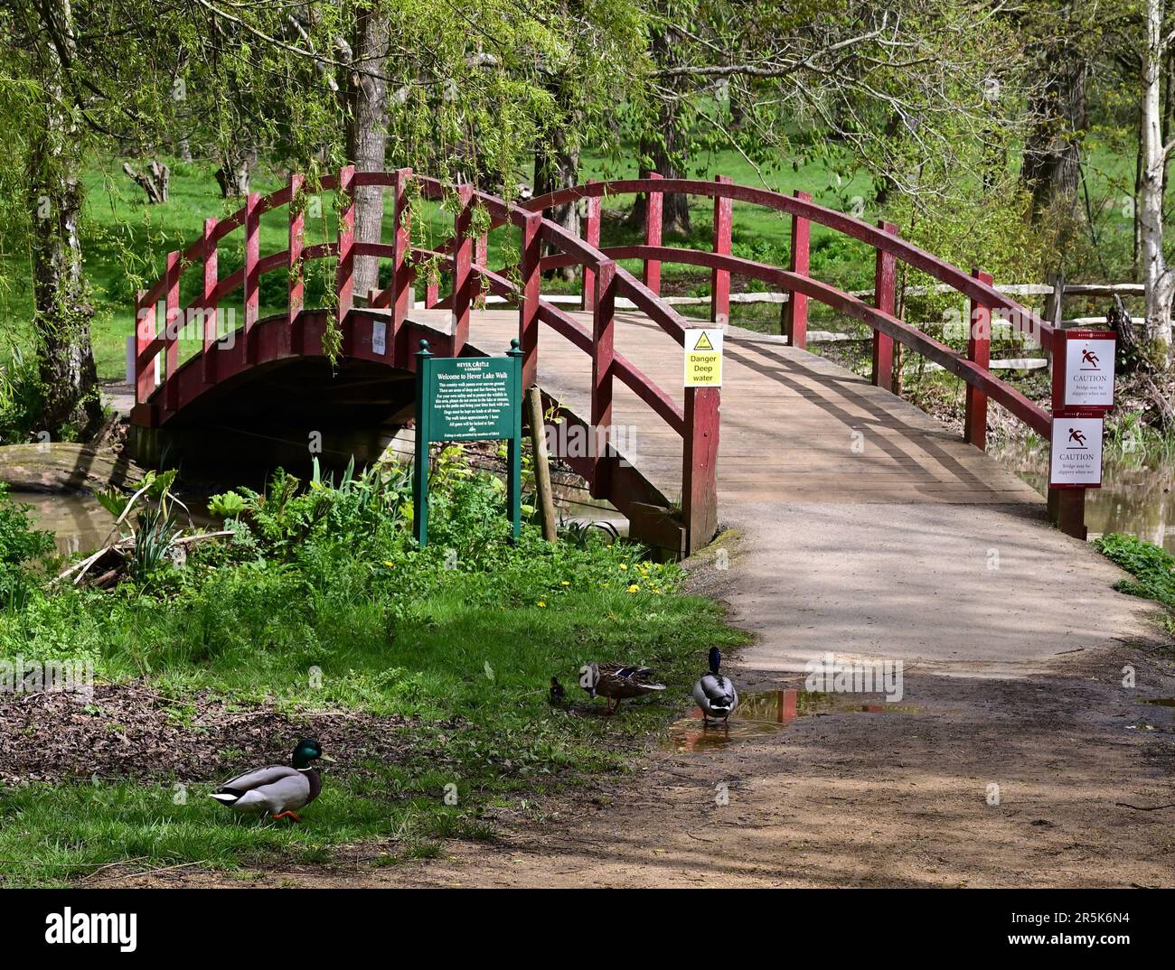 Ornamental bridge beside the lake at Hever Castle and Gardens, Kent ...