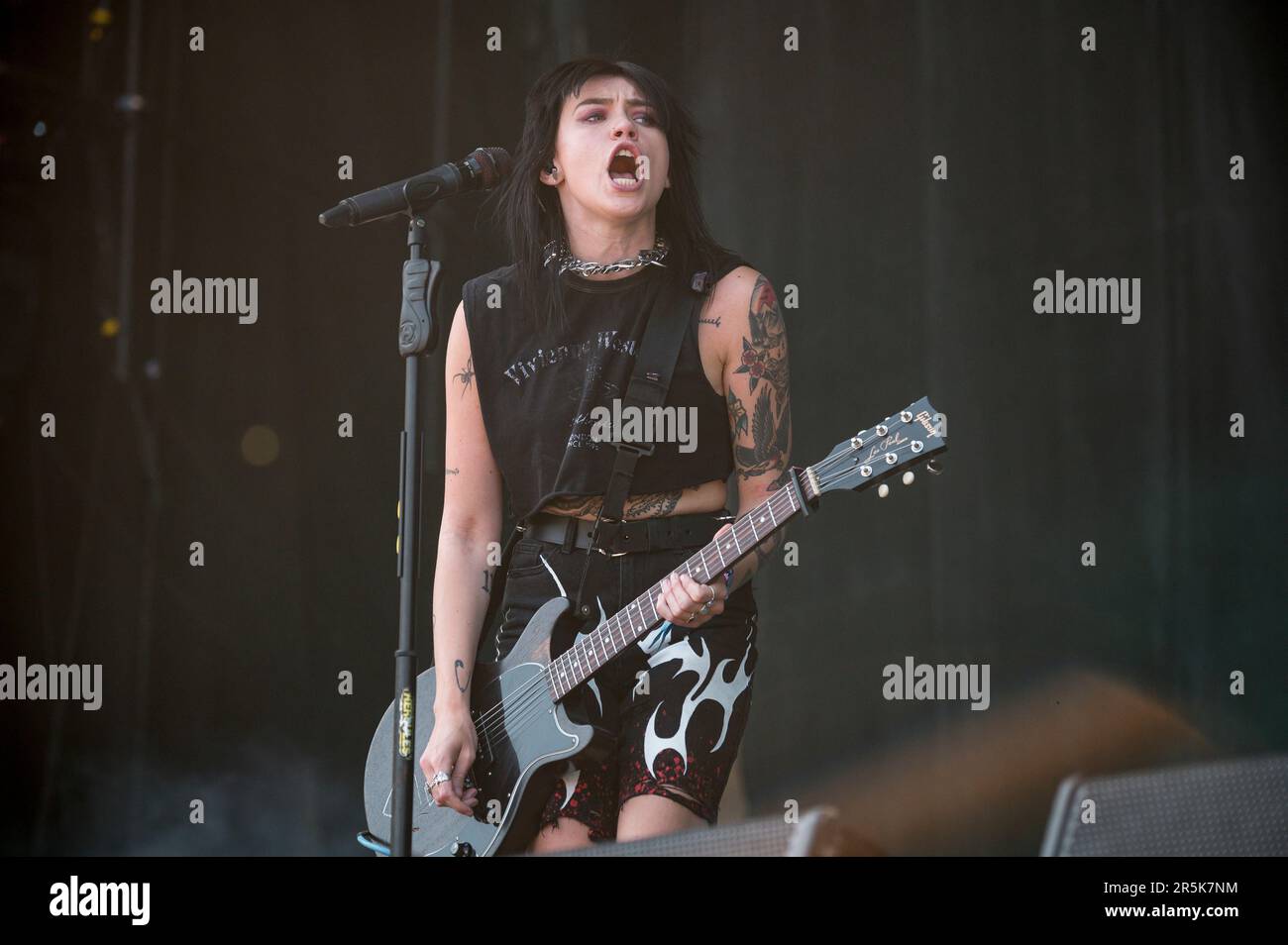Nuremberg, Germany. 04th June, 2023. Guitarist and singer Hannah Mee of the band Hot Milk ...