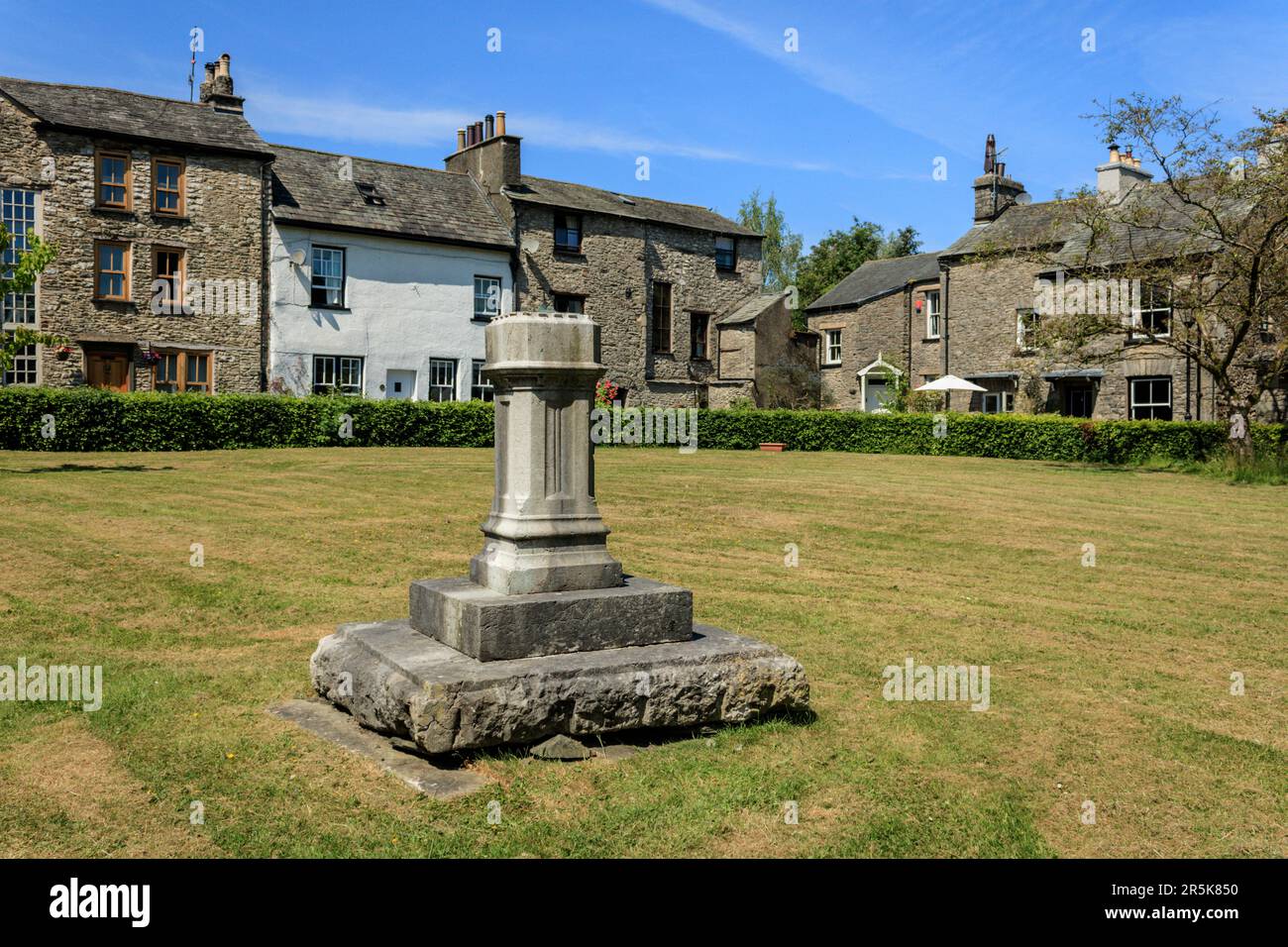 Sundial at Kendal Parish Church Stock Photo - Alamy