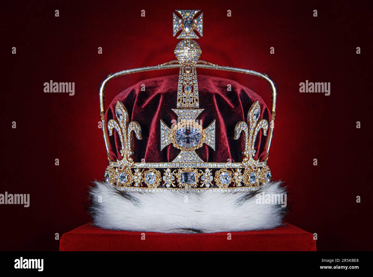 Crown red velvet hi-res stock photography and images - Alamy