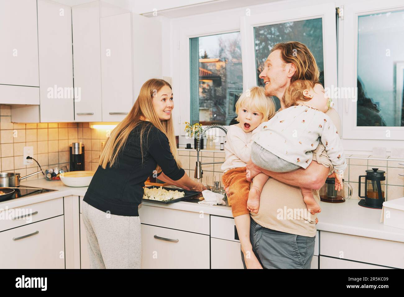 Father and children cooking dinner hi-res stock photography and images ...