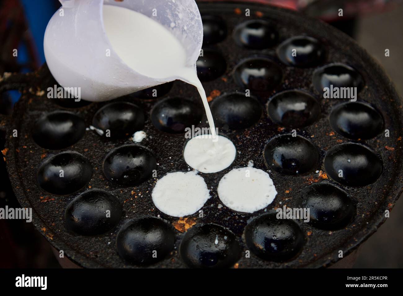 Hand pouring rice hi-res stock photography and images - Alamy